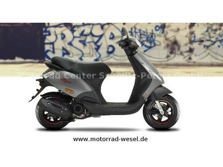 PIAGGIO piaggio-zip-c25-mofa-roller-viertakter-50ccm-7000km-topcase ...