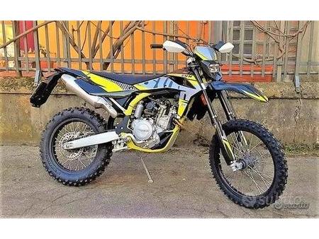 SWM SWM RS 300 R 2023 NOWE PLASTIKI NOWY MORDEL SA... Gebrauchtmotorrad