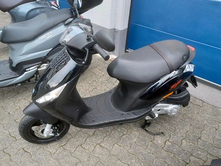 PIAGGIO piaggio-zip-50cc-4-stroke-moped-2022-e5-black-or-white ...