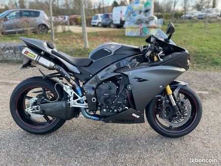 Yamaha R1 Crossplane Black