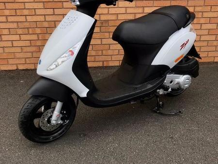 PIAGGIO piaggio-zip-50cc-4-stroke-moped-2022-e5-black-or-white ...
