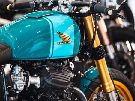 HONDA honda-silverwing-gl650-cafe-racer-gl-cx-650 tweedehands - De Parking