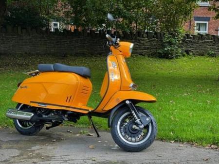 JAWA royal-alloy-gp-125cc-modern-classic-retro-automatic-moped-scooter ...