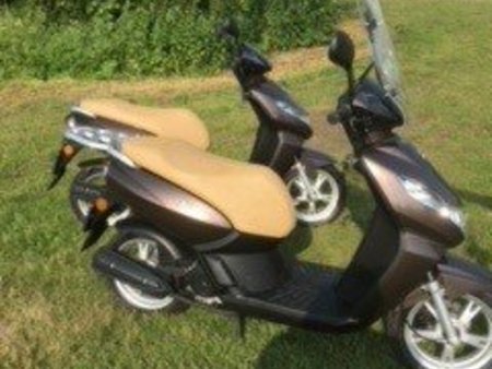 PEUGEOT 2-snor-peugeot-kisbee-scooters-2018-stand-2500-km-per-stuk ...