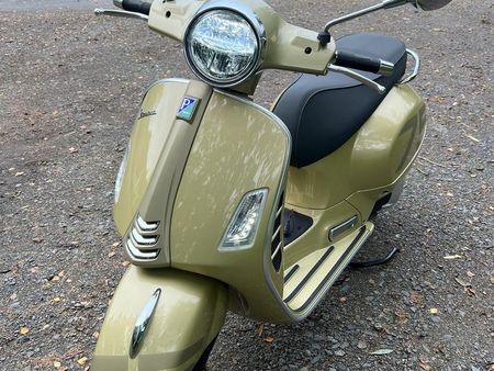 PIAGGIO vespa-gts-300-75th-anniversary-super-tech-gold-limited-edition ...
