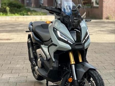 HONDA honda-x-adv-750-model-2024-puco-blue-akrapovic-nieuw-motoren ...