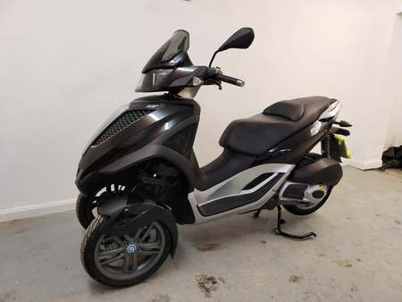 PIAGGIO piaggio-mp3-300-yourban-lt-trike-tricycle-ride-on-car-licence ...